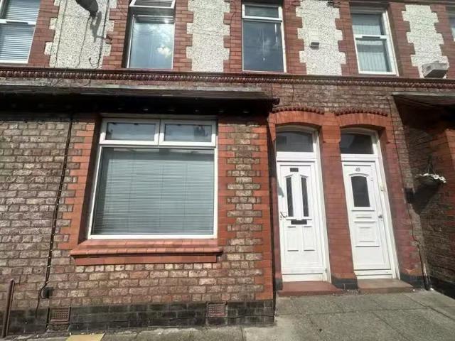 3 bedroom terraced house for rent in Canterbury Street, Garsto.