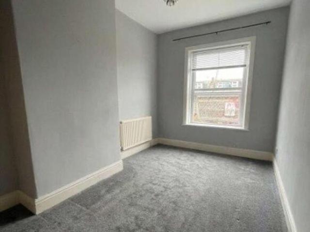 3 bedroom terraced house for rent in Cardigan Avenue, LS27