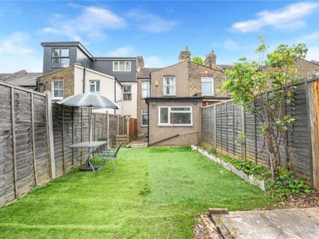 3 bedroom terraced house for rent in Carlton Road, Walthamstow, London, E17