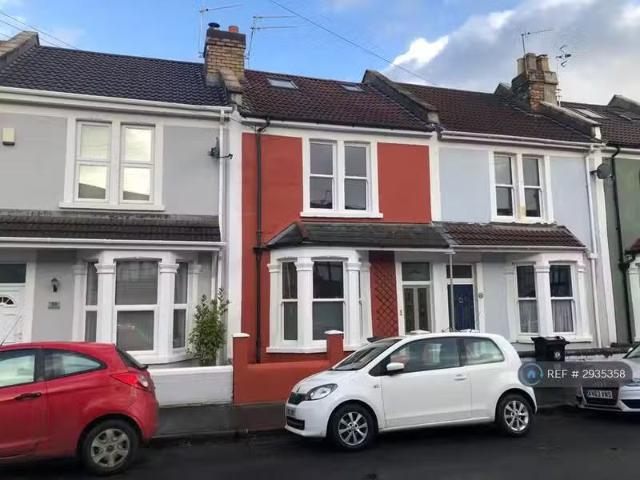 3 bedroom terraced house for rent in Carrington Road, Bristol.