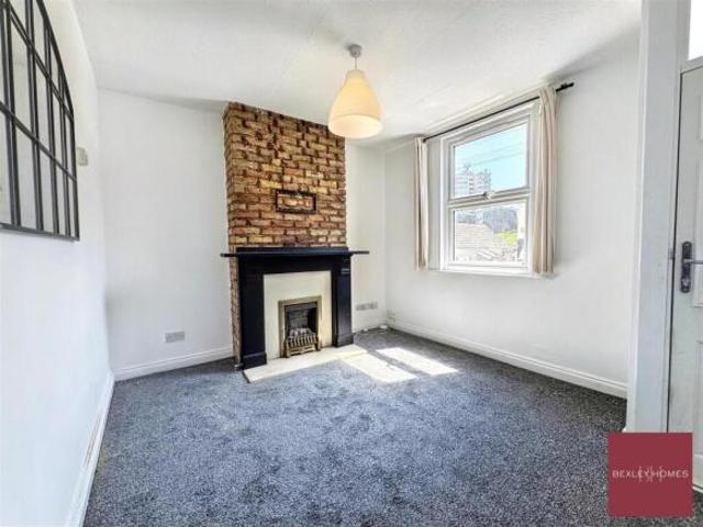 3 bedroom terraced house for rent in Castle Road, Chatham, ME4