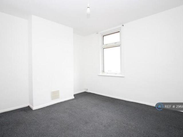 3 bedroom terraced house for rent in Castle Road, Chatham, ME4