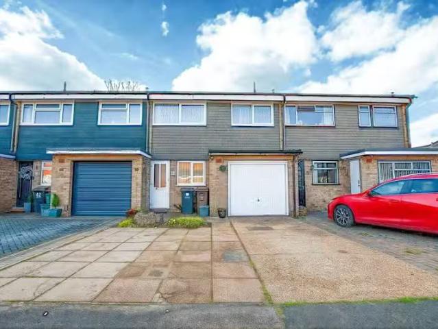 3 bedroom terraced house for rent in Chantry Lane, London Coln.