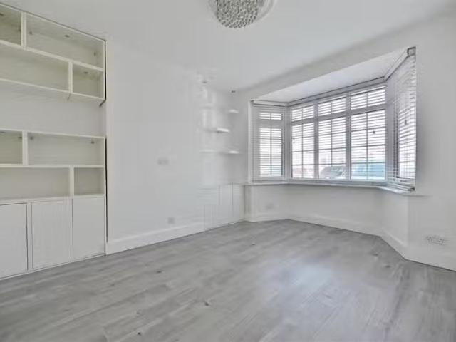 3 bedroom terraced house for rent in Chase Lane, Barkingside.
