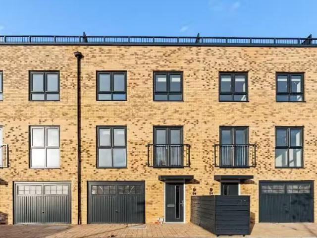 3 bedroom terraced house for rent in Charles English Close, Ip.