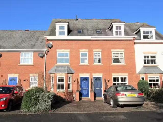 3 bedroom terraced house for rent in Charter Approach, Warwick.