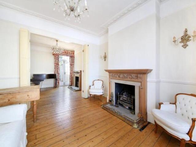 3 bedroom terraced house for rent in Chatto Road, Between the Commons, SW11