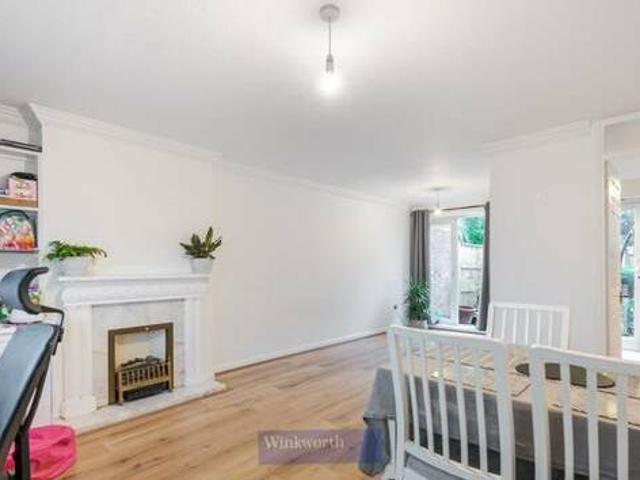 3 bedroom terraced house for rent in Chivalry Road SW11