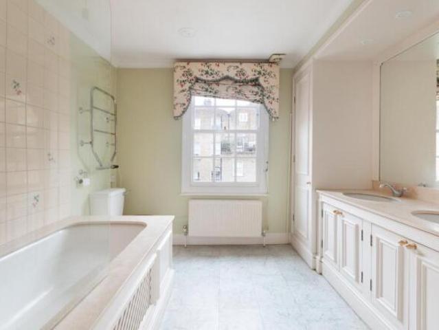 3 bedroom terraced house for rent in Christchurch Street, SW3