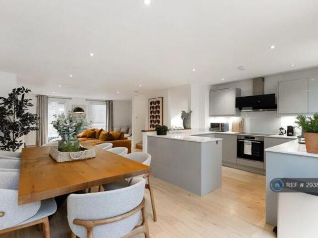 3 bedroom terraced house for rent in Cinnamon Row, London, SW11