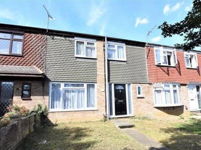 3 bedroom terraced house for rent in Clavering Basildon Essex SS16