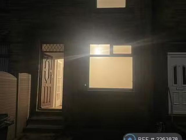 3 bedroom terraced house for rent in Cleckheaton Road, Bradfor.