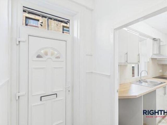 3 bedroom terraced house for rent in Cleckheaton Road, Oakenshaw, BD12