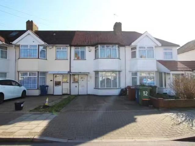 3 bedroom terraced house for rent in Clifton Road, Kenton, HA3