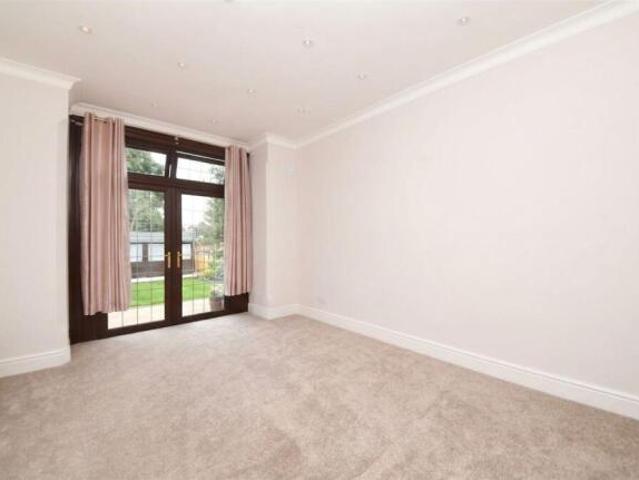 3 bedroom terraced house for rent in Clifton Road, London, N3