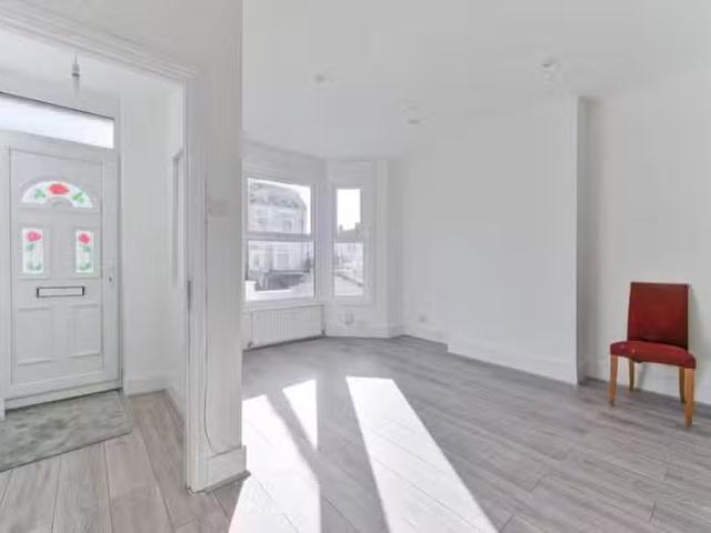 3 bedroom terraced house for rent in Cranbrook Road, Thornton.