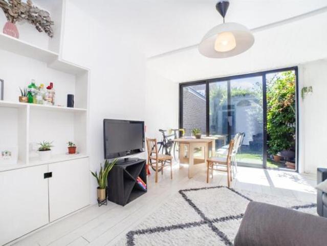 3 bedroom terraced house for rent in Ambergate Street, Kennington SE17