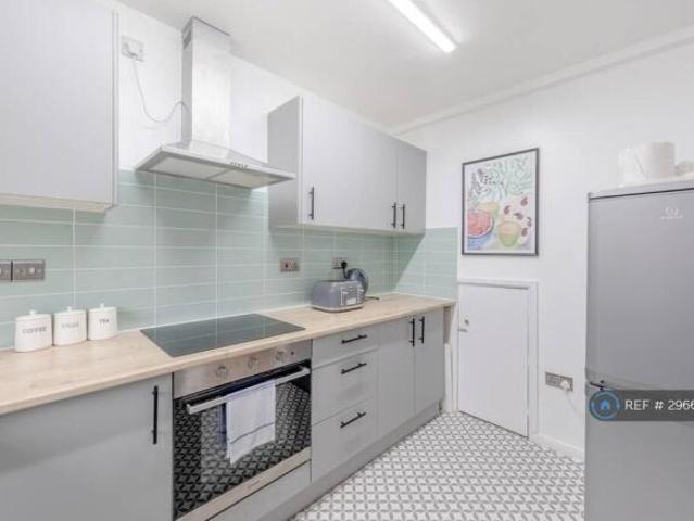 3 bedroom terraced house for rent in Ambergate Street, London, SE17
