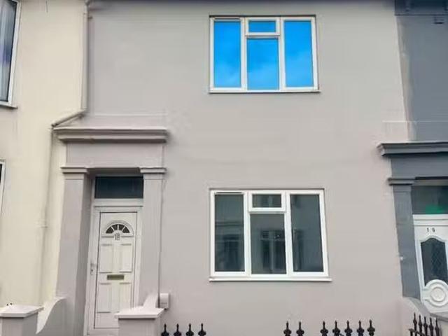 3 bedroom terraced house for rent in Aberdeen Road, Brighton.
