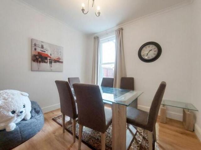 3 bedroom terraced house for rent in Abingdon Road, London, N3