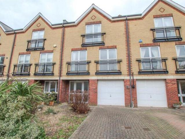 3 bedroom terraced house for rent in Adventurers Quay, Cardiff, CF10