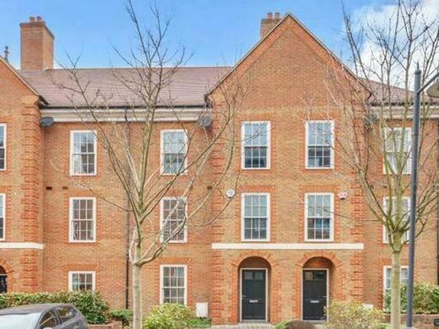 3 bedroom terraced house for rent in Ashridge Close London N3