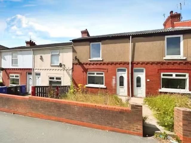 3 bedroom terraced house for rent in Avenue Road, Askern, Donc.