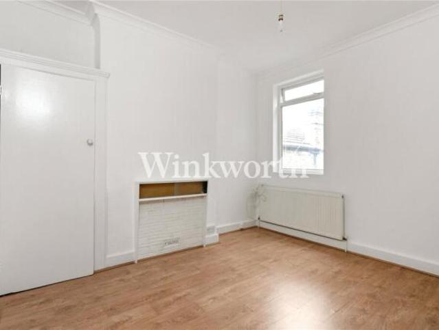 3 bedroom terraced house for rent in Bowes Road, London, N11