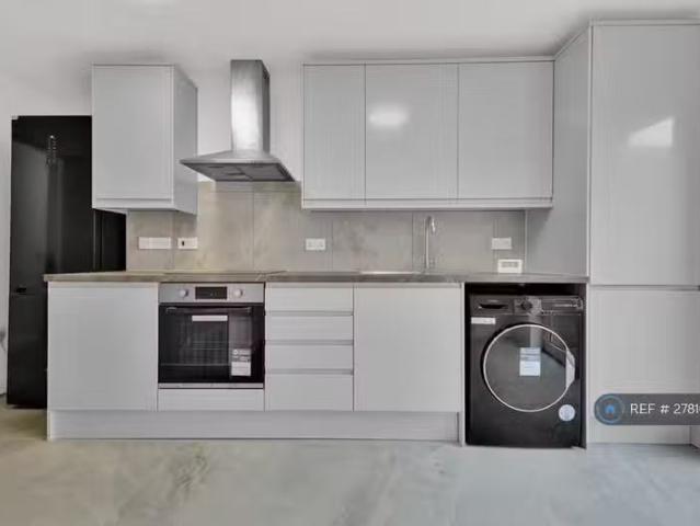 3 bedroom terraced house for rent in Batley Road, Enfield, EN2