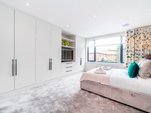 3 bedroom terraced house for rent in Battersea Church Road, London, SW11