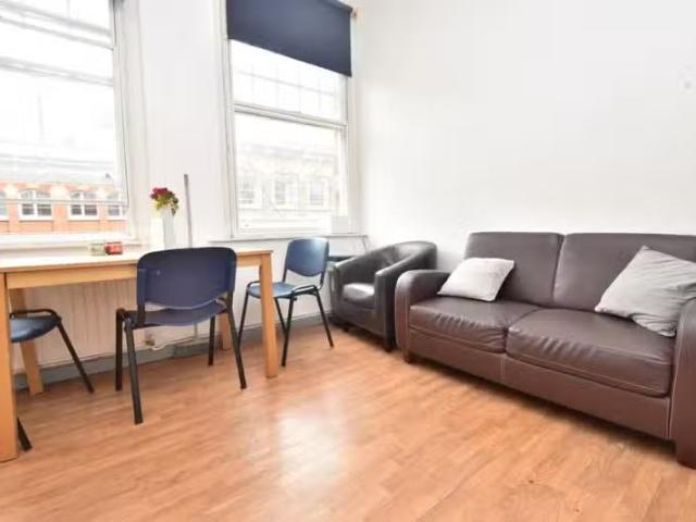 3 bedroom terraced house for rent in Baldwin Street, Flat C, C.