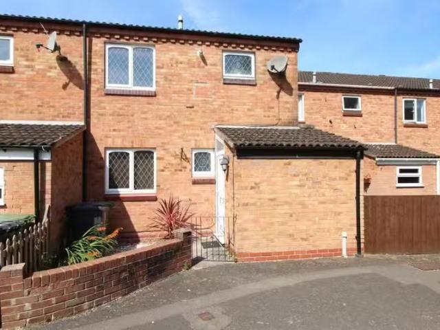 3 bedroom terraced house for rent in Barnwood Close, Churchill.