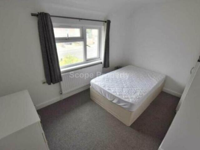 3 bedroom terraced house for rent in Basingstoke Road, Reading, RG2