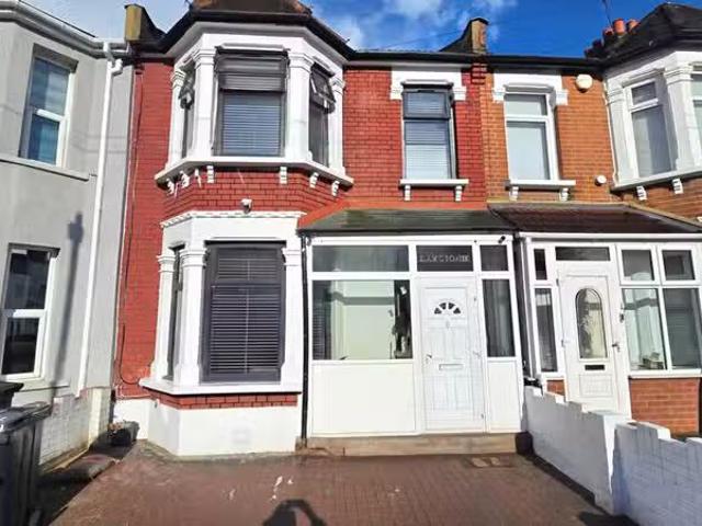 3 bedroom terraced house for rent in Betchworth Road, Ilford.