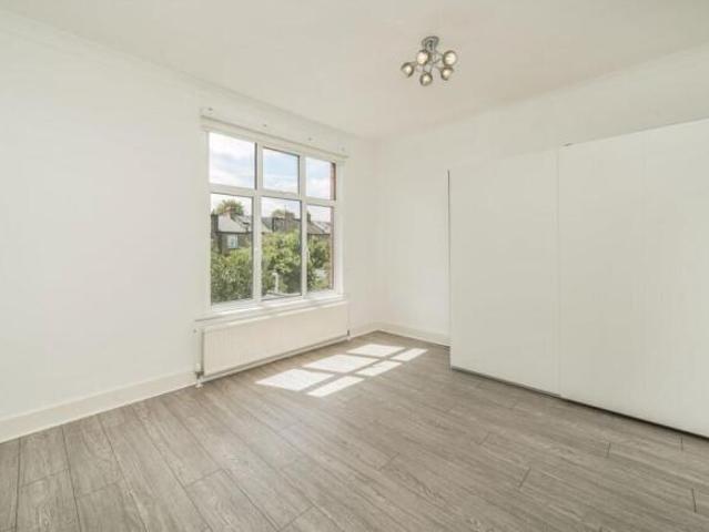 3 bedroom terraced house for rent in Belsize Avenue, London, N13