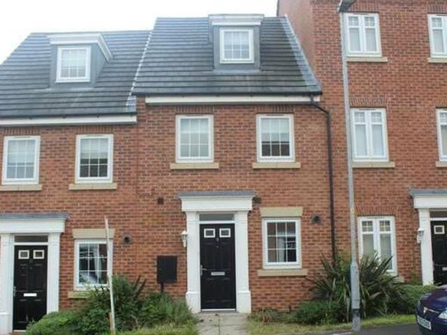 3 bedroom terraced house for rent in Bishops Way Castleford West Yorkshire WF10
