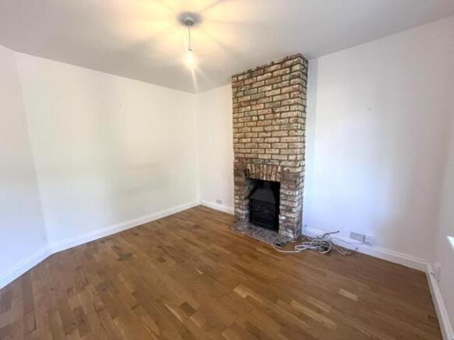 3 bedroom terraced house for rent in Bryanstone Avenue, Guildford, GU2