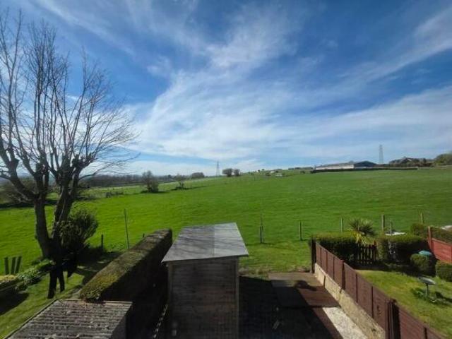 3 bedroom terraced house for rent in Bradford Road, Birkenshaw, BD11