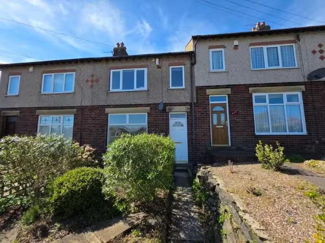 3 bedroom terraced house for rent in Bradford Road, Birkenshaw.