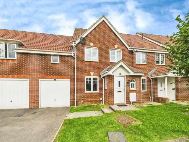 3 bedroom terraced house for rent in Britton Gardens, Kingswoo.