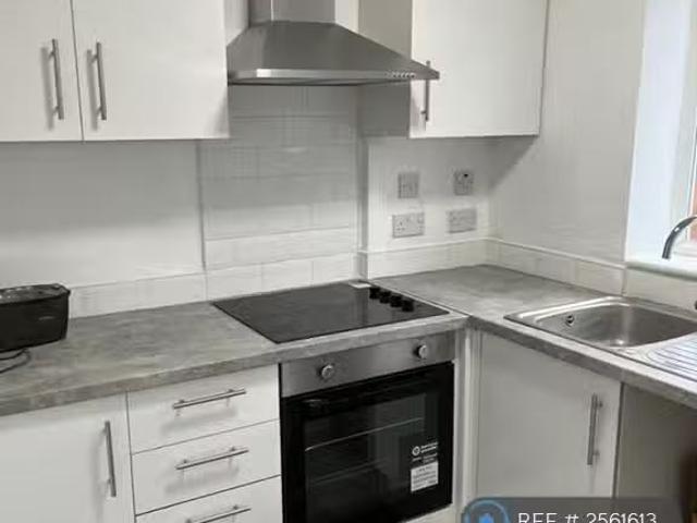 3 bedroom terraced house for rent in Broadway, Jaywick, Clacto.