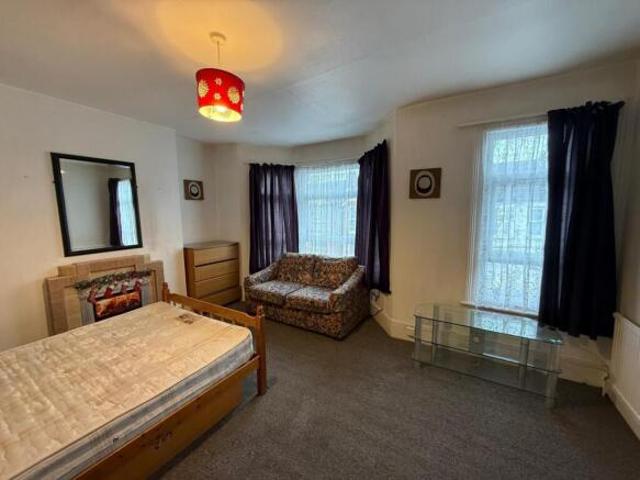 3 bedroom terraced house for rent in Brownlow Road, NW10