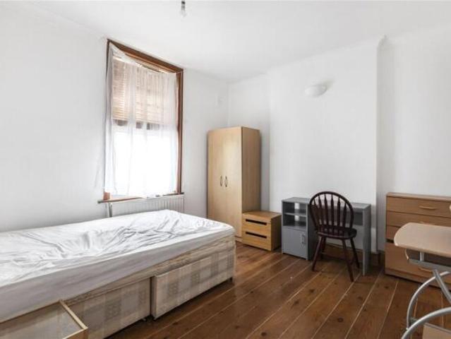 3 bedroom terraced house for rent in Burdett Road, London, E3