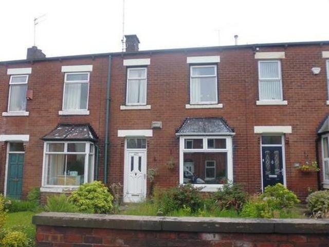 3 bedroom terraced house for rent in Bury Road Oakenrod OL11