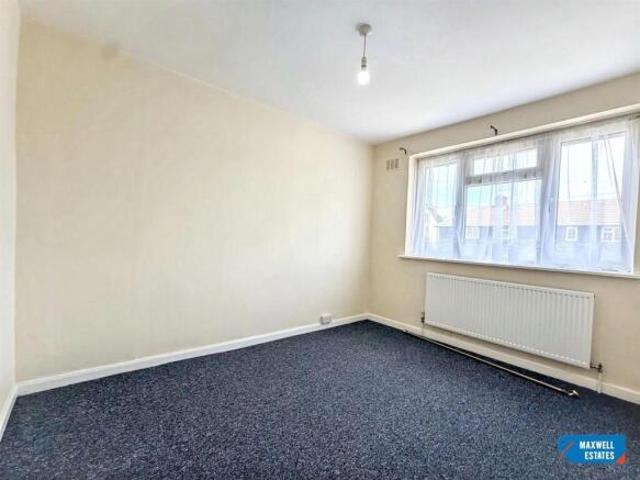 3 bedroom terraced house for rent in Goldbeaters Grove, Edgware, HA8