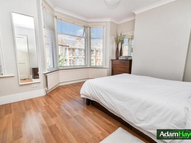 3 bedroom terraced house for rent in Glebe Road, Finchley Central, N3
