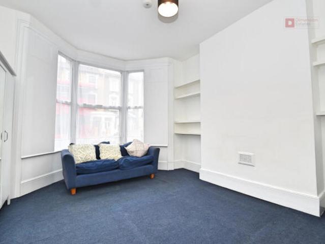 3 bedroom terraced house for rent in Graham Road, London, E8