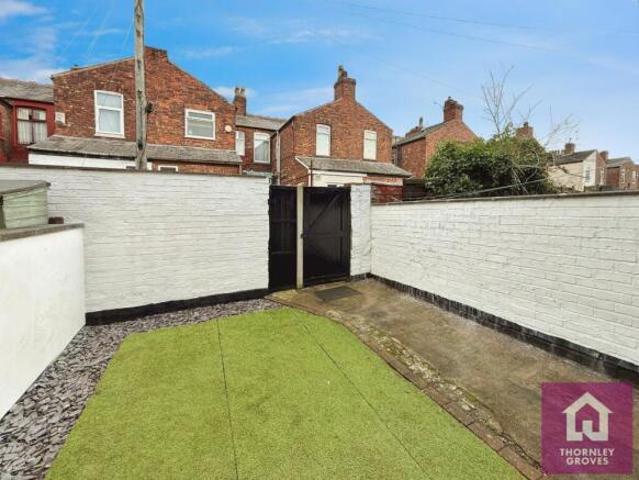 3 bedroom terraced house for rent in Graham Road, Salford, M6