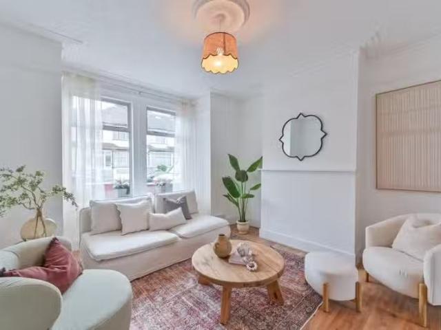 3 bedroom terraced house for rent in Grange Park Road, Thornto.