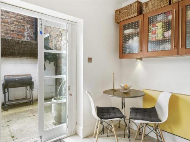 3 bedroom terraced house for rent in Gratton Terrace, Cricklewood, London, NW2